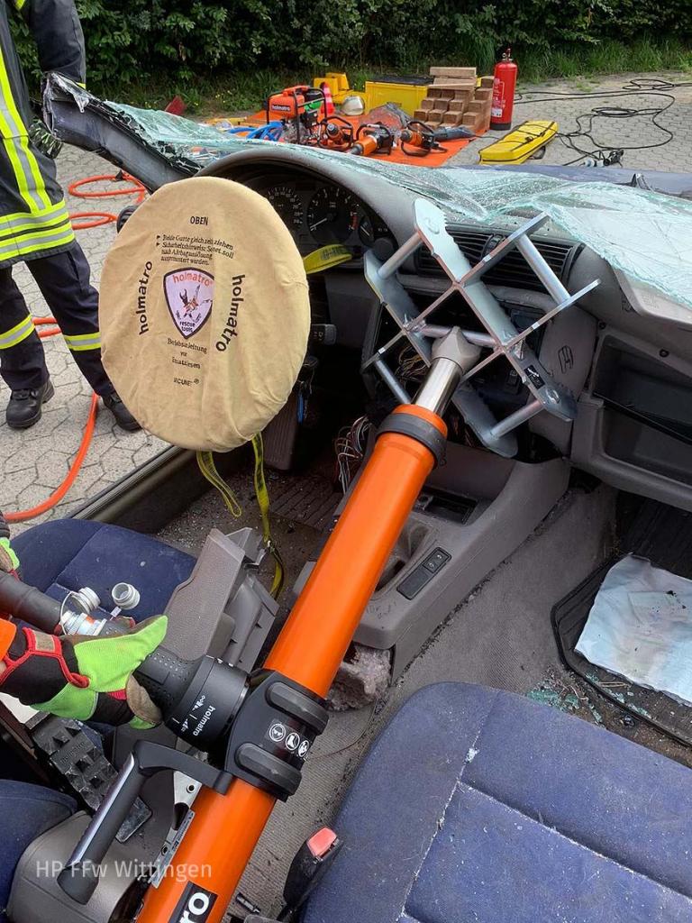 Weiterbildung technische Rettung bei Verkehrsunfällen mit HOLMATRO